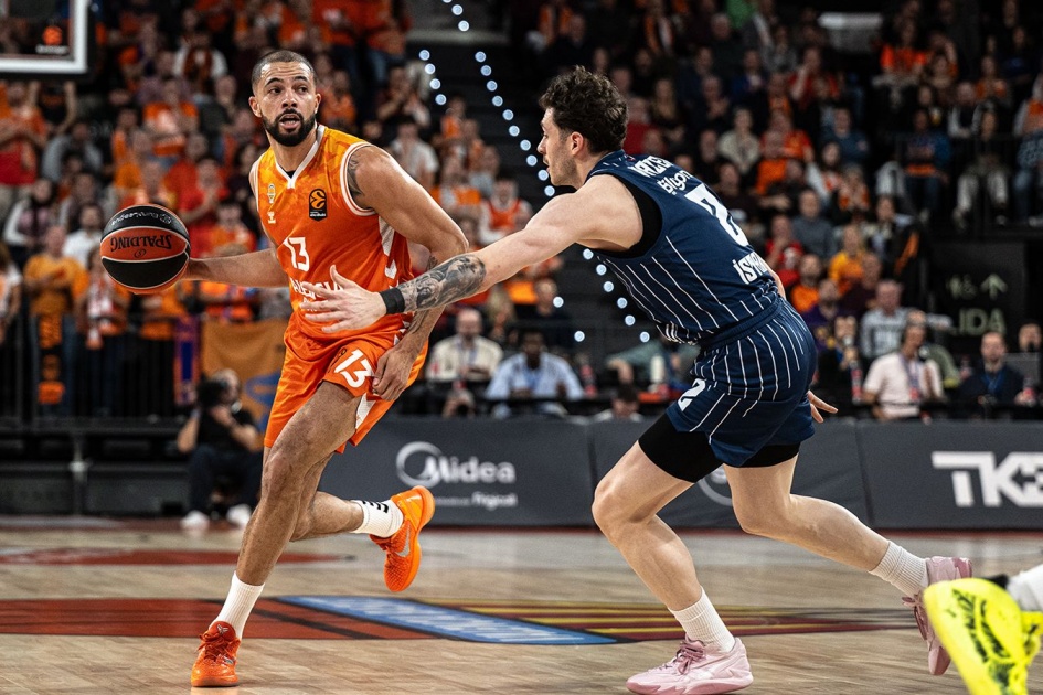 Валенсия — Анадолу Эфес, результат матча 30 сентября 2025, счет 94:82 ...