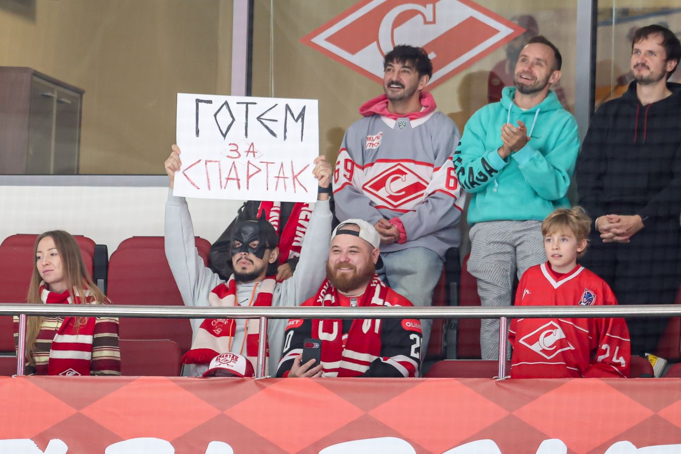 Готэм и Ребров болели за «Спартак», Коростелёв отмечал с командой. Фото матча со СКА - Чемпионат