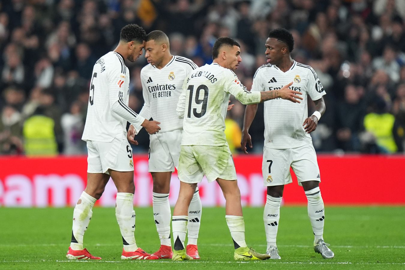 «Реал» показал, как команда прилетела в Казахстан на матч Лиги ...