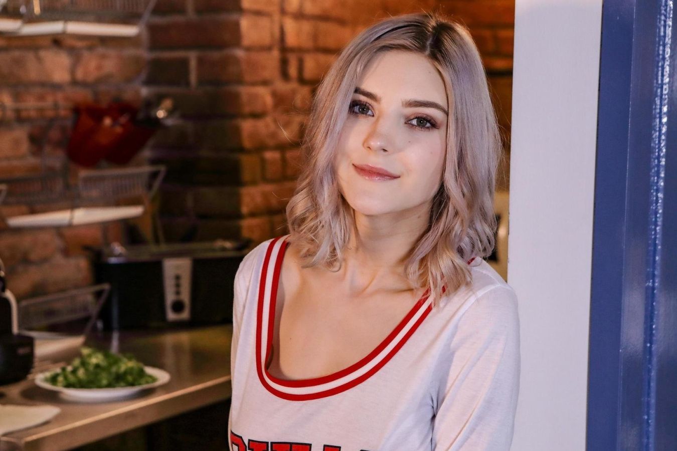 Порноактриса Eva Elfie выложила фото с трофеем за победу на The International по Dota 2 - Чемпионат