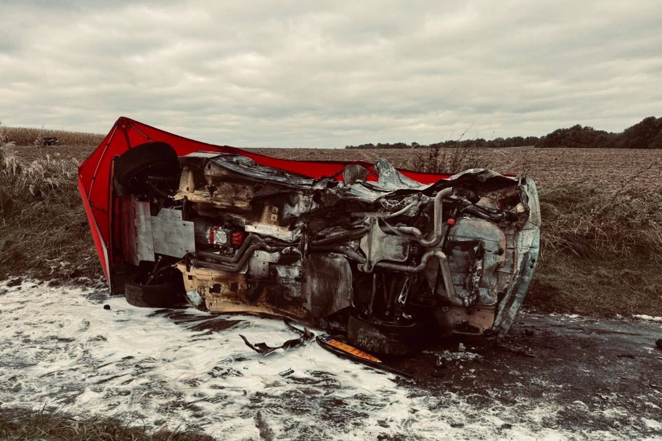 В Польше во время ралли автомобиль врезался в дерево и загорелся ...