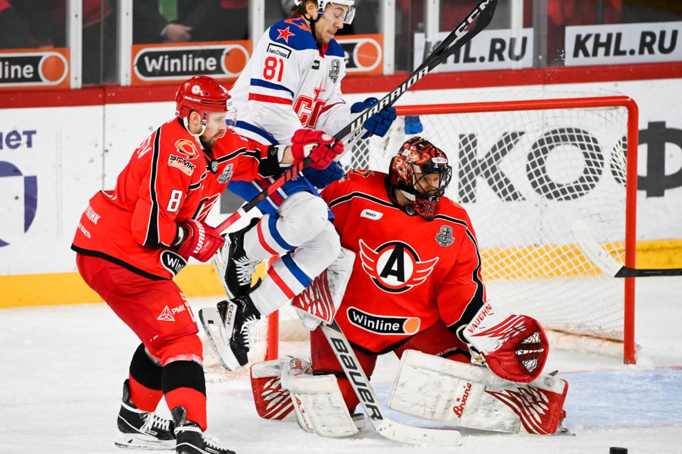 Вратарь «Автомобилиста» Аликин был заменён после двух пропущенных шайб ...