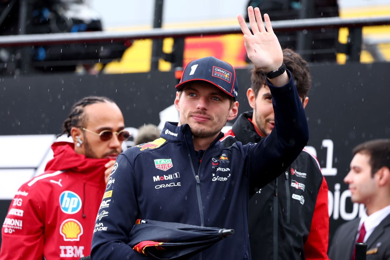 «Стоило стартовать сразу же». Ферстаппен раскритиковал ФИА за решение ...