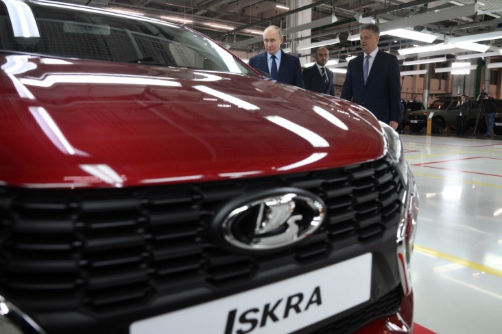 Владимиру Путину показали предсерийный экземпляр LADA Iskra - Чемпионат